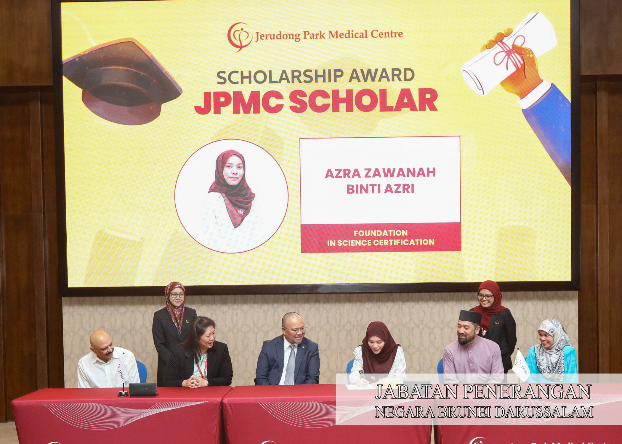 Berita Terkini - 5 pelajar dianugerahkan Program Biasiswa...